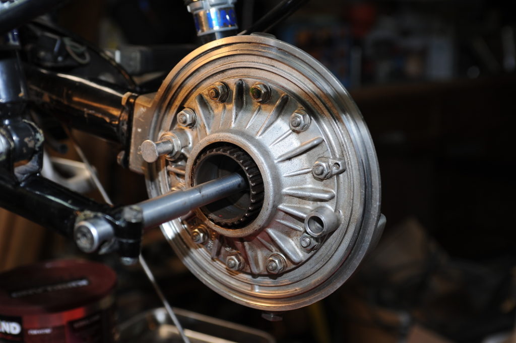 Pulling the rear brakes, final drive and swing arm – R100/7 Rebuild