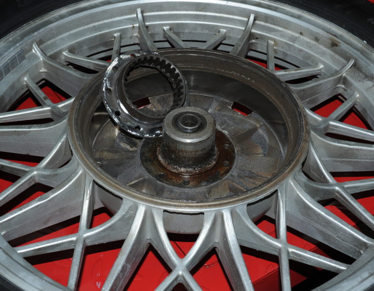 Found a Newer Rear Wheel – R100/7 Rebuild